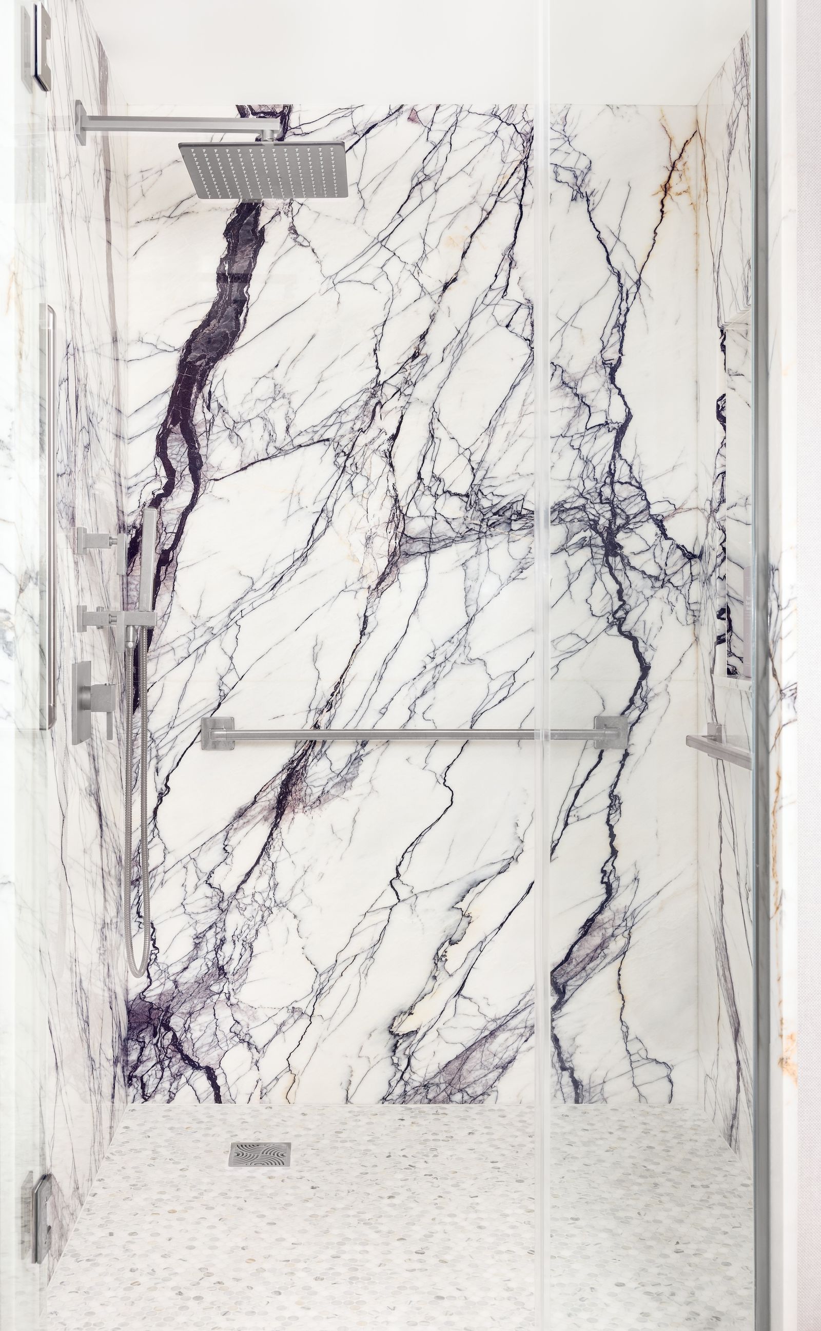 "Slab Showers" Are the Luxe Bathroom Trend Everyone's Choosing | Livingetc