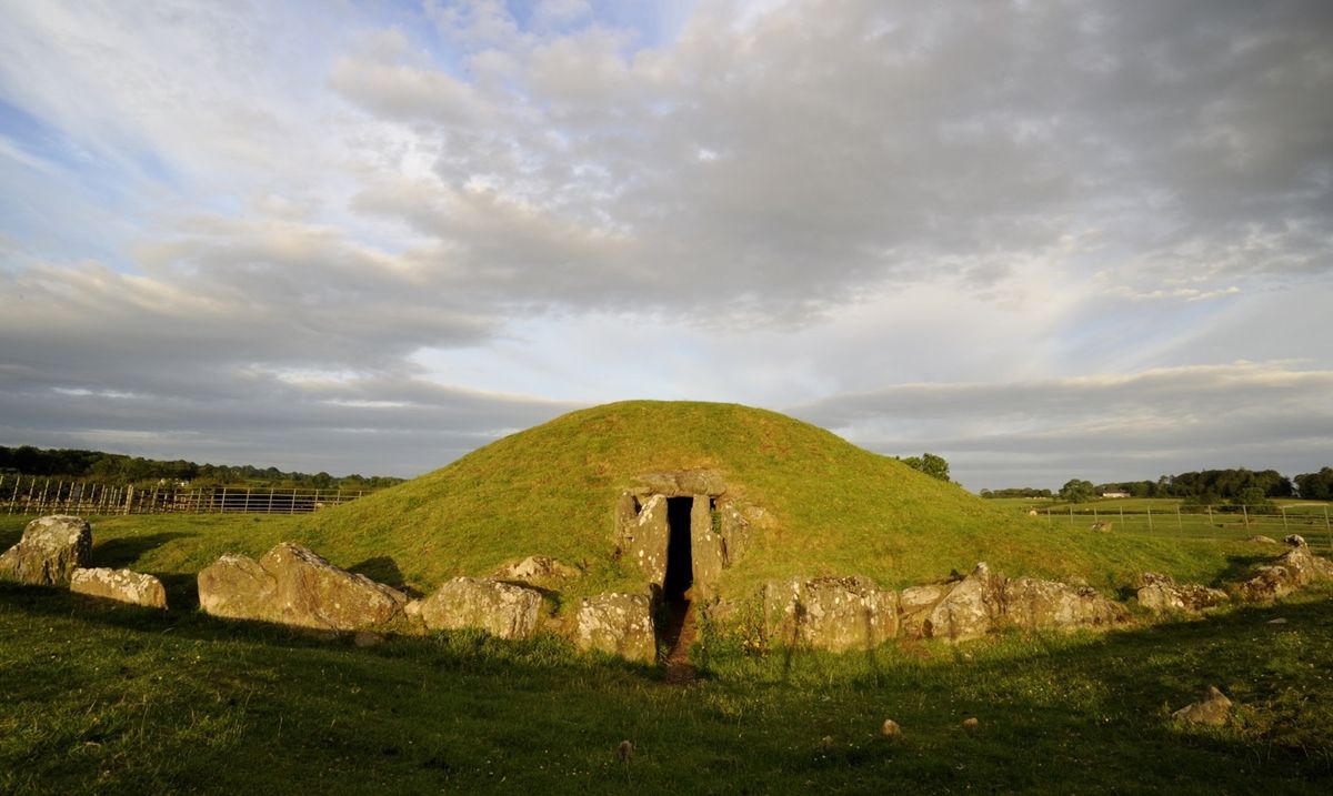 4,000-Year-Old Burial Revealed on Britain's 'Island of Druids' | Live ...