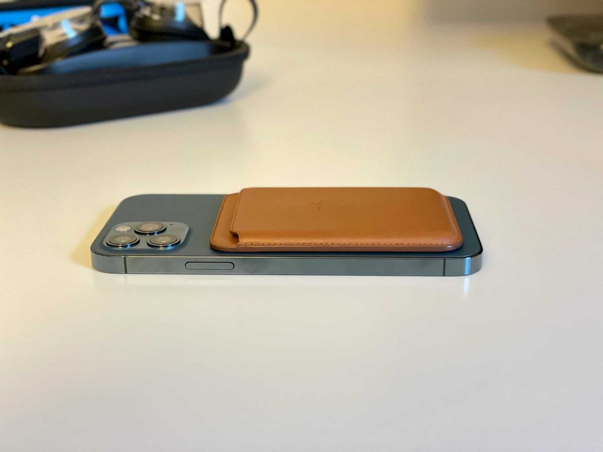 Apple MagSafe Wallet Review: More of a collector's item than a must ...