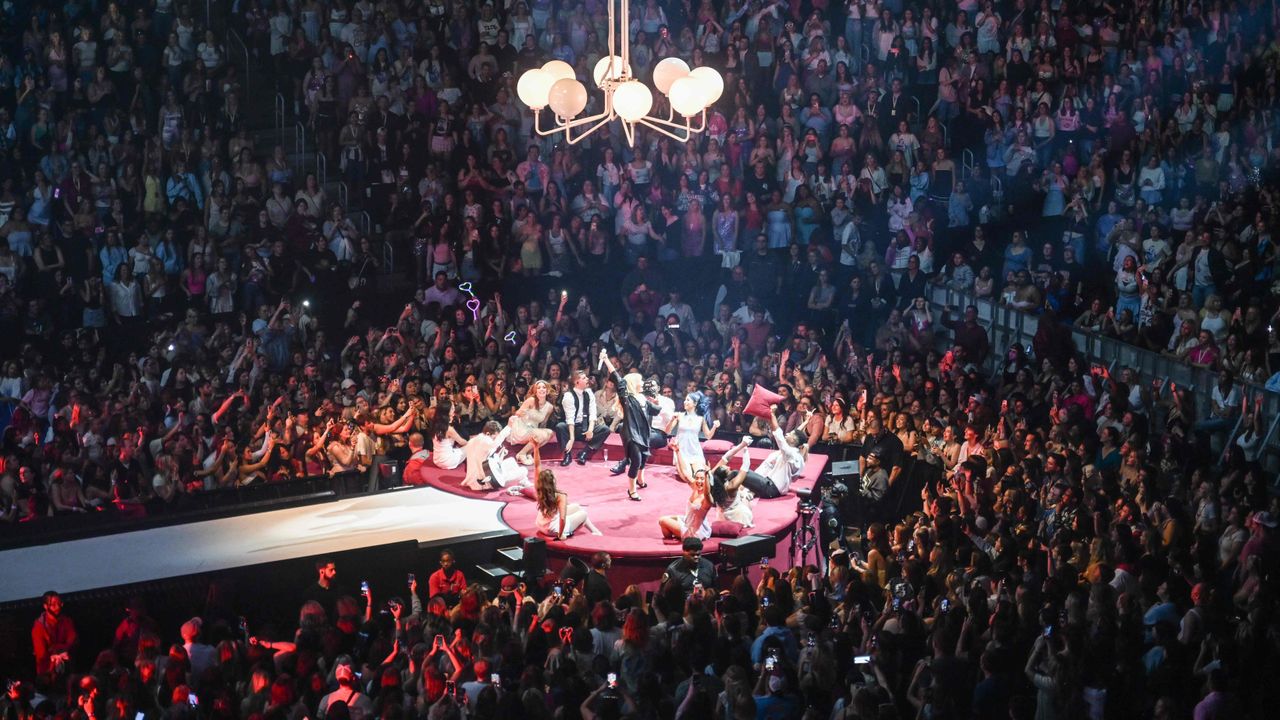 Why are artists like Sabrina Carpenter building their homes on stage ...