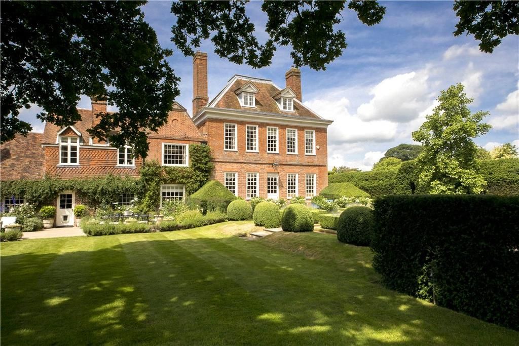 A glorious Berkshire house with gardens by Arne Maynard, within easy ...