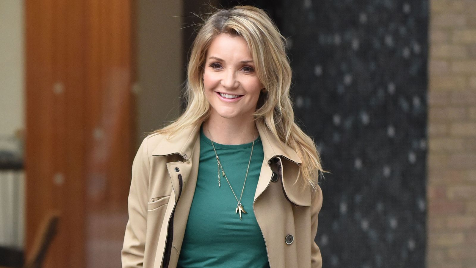 Helen Skelton's gym leggings with gold earrings reminded us that gym ...