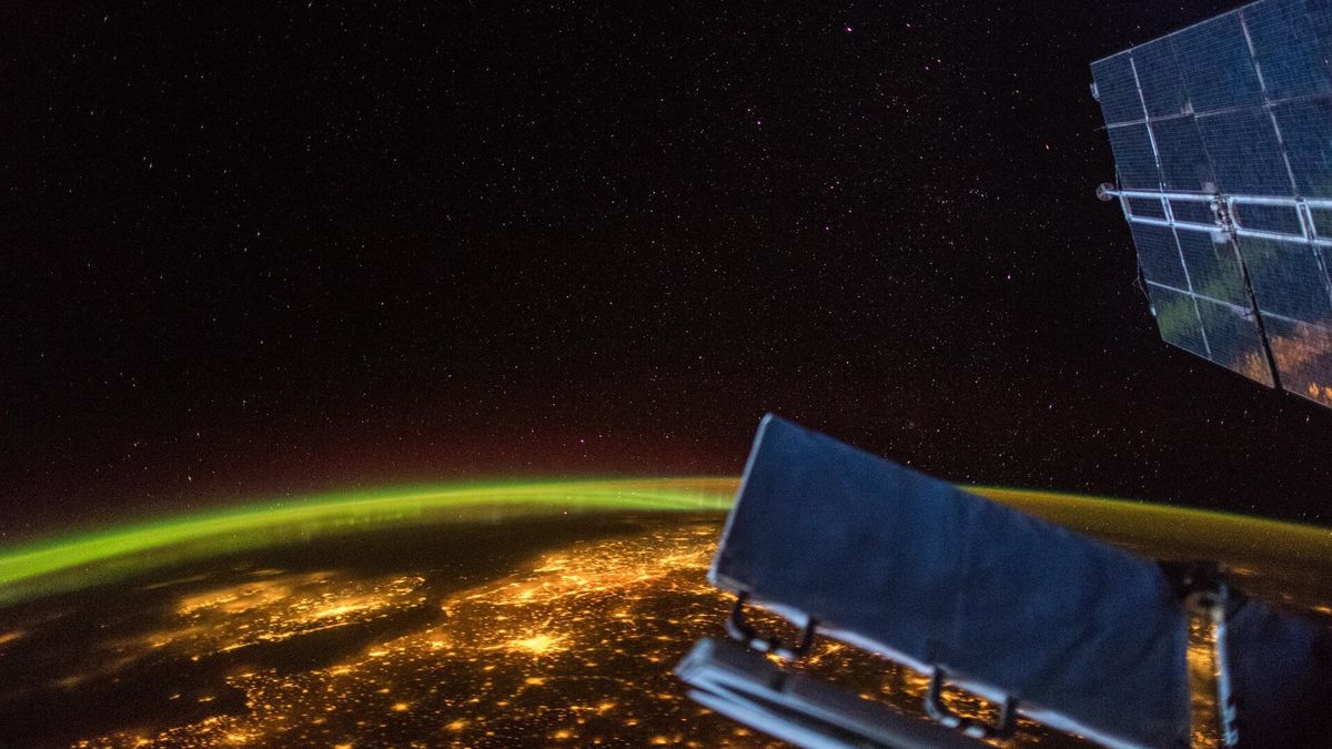 32 stunning photos of auroras seen from space | Live Science