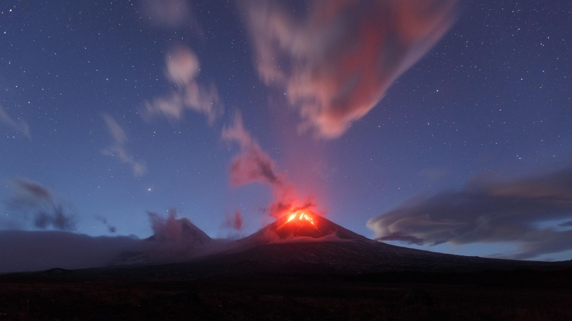 Russian volcano explodes in 'powerful' eruption, likely intensified by ...