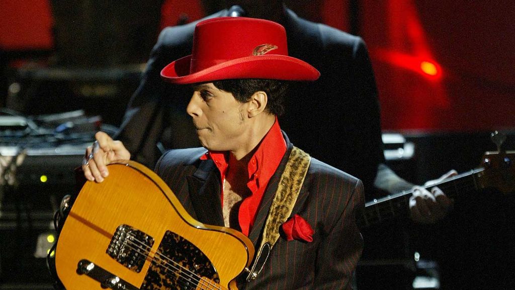Prince triumphs during While My Guitar Gently Weeps tribute to George ...