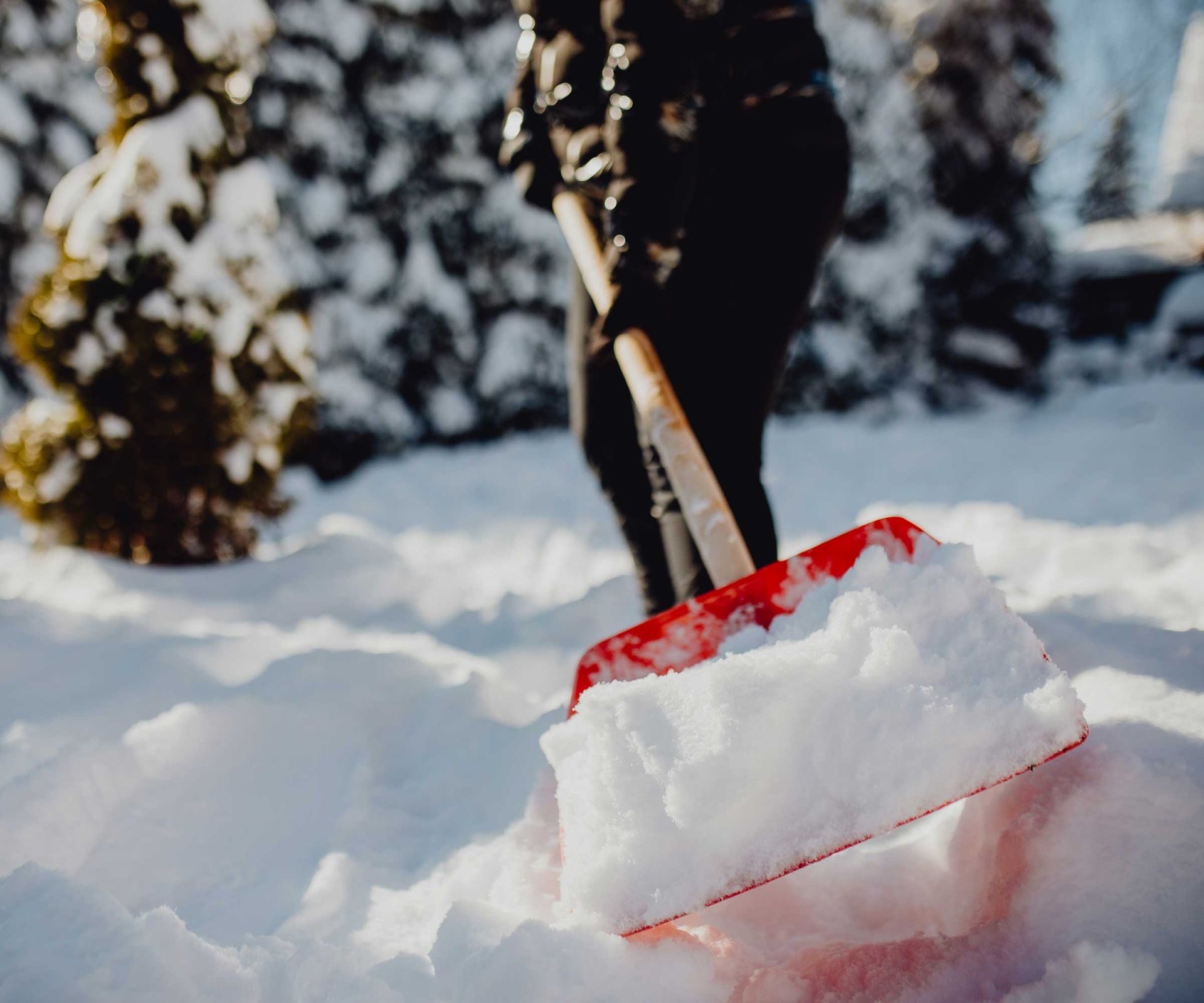 This Vevor Angled Snow Shovel Makes Manual Removal Easier | Homes and ...