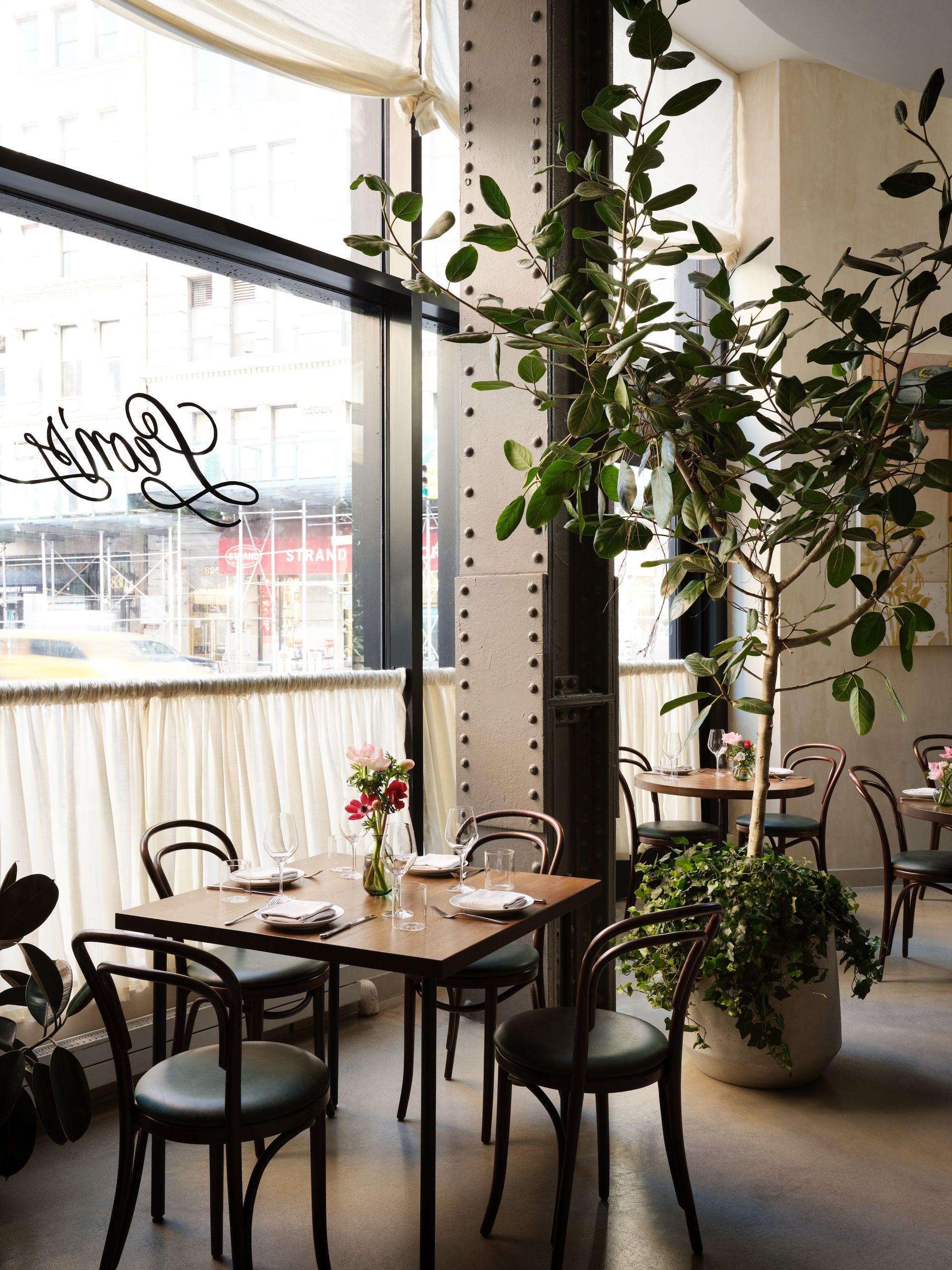 Leon’s restaurant New York: beauty and family history dine side by side ...