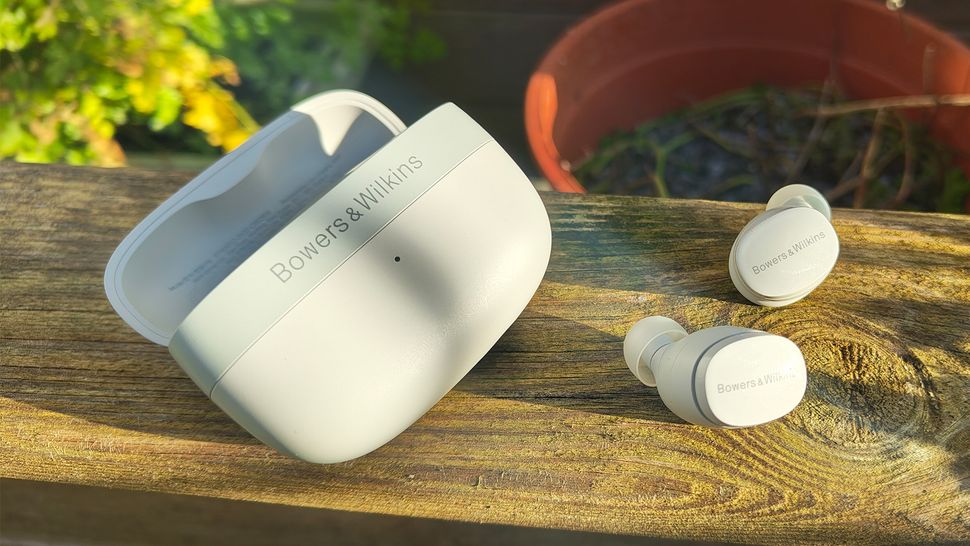 Save big on big sound! The B&W Pi6 earbuds are now £70 off at Amazon ...