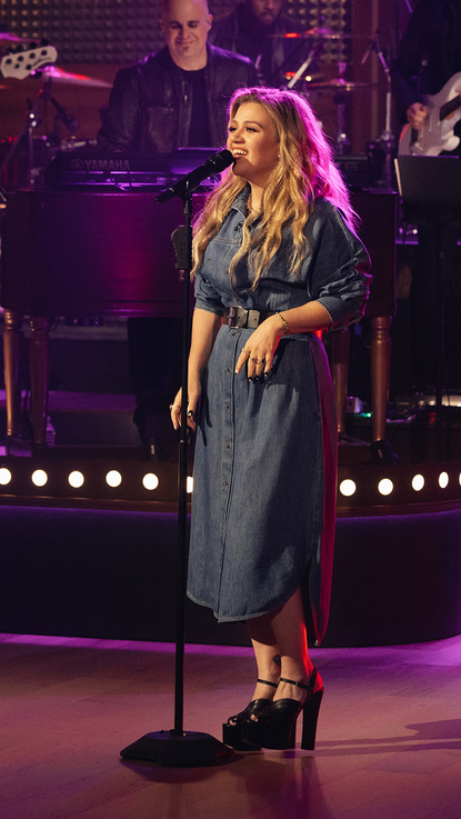 Kelly Clarkson's best looks, including chic red carpet gowns | Woman & Home