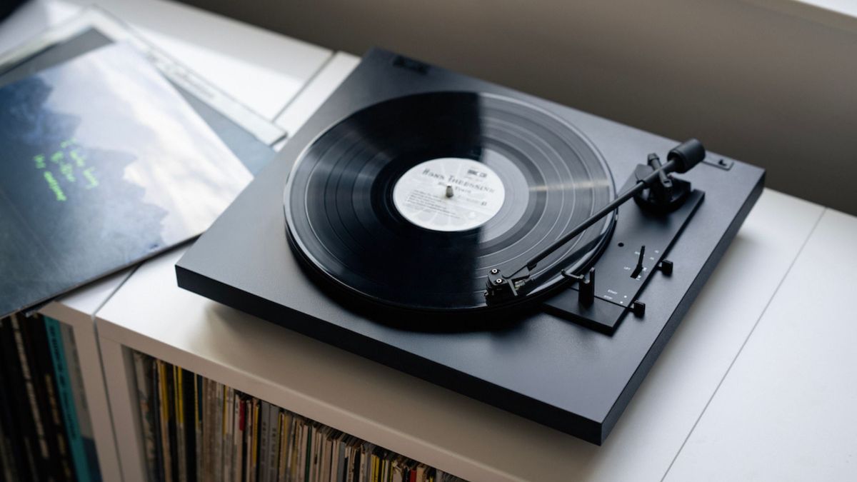 This new turntable makes listening to vinyl as simple as CDs — and it ...