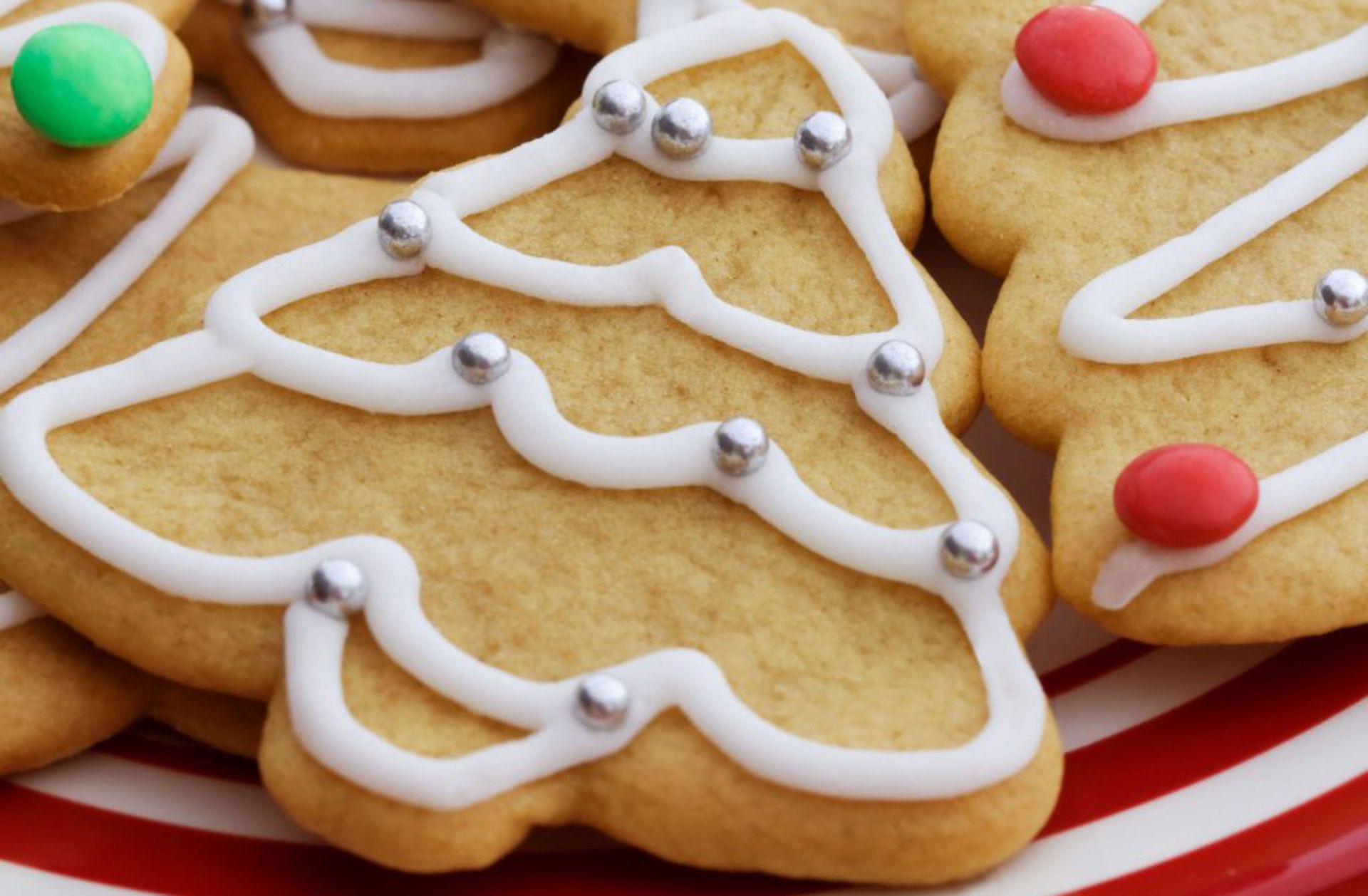 Almond Christmas tree biscuits | Snack Recipes | GoodtoKnow