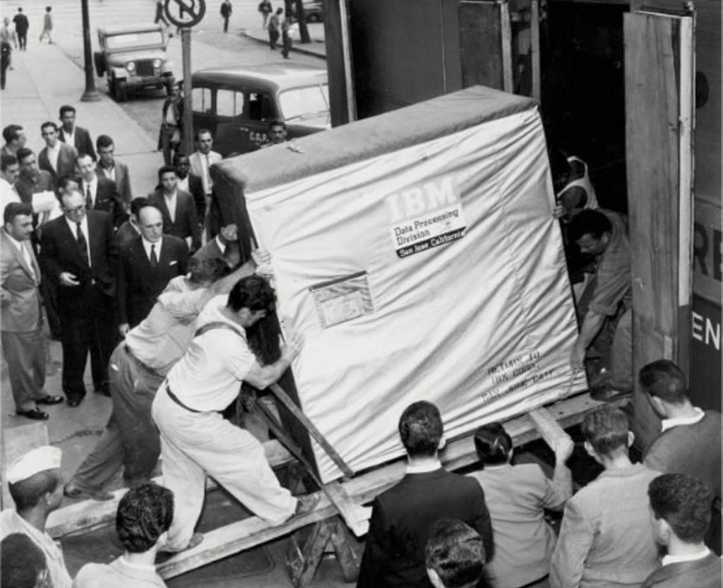 IBM announced the world’s first HDD, the 3.75MB RAMAC 350 disk storage ...
