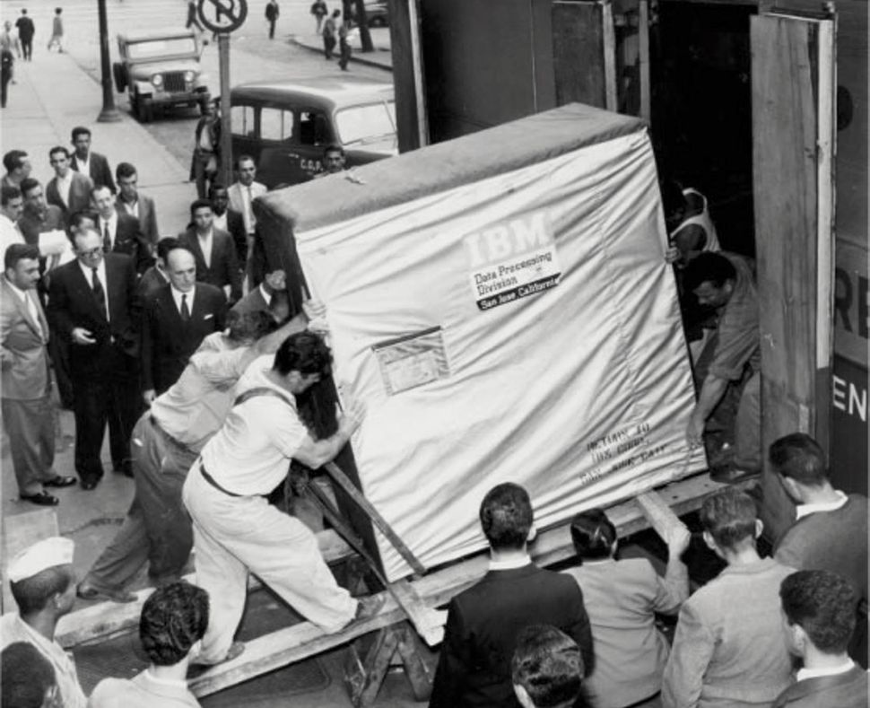 IBM announced the world’s first HDD, the 3.75MB RAMAC 350 disk storage ...