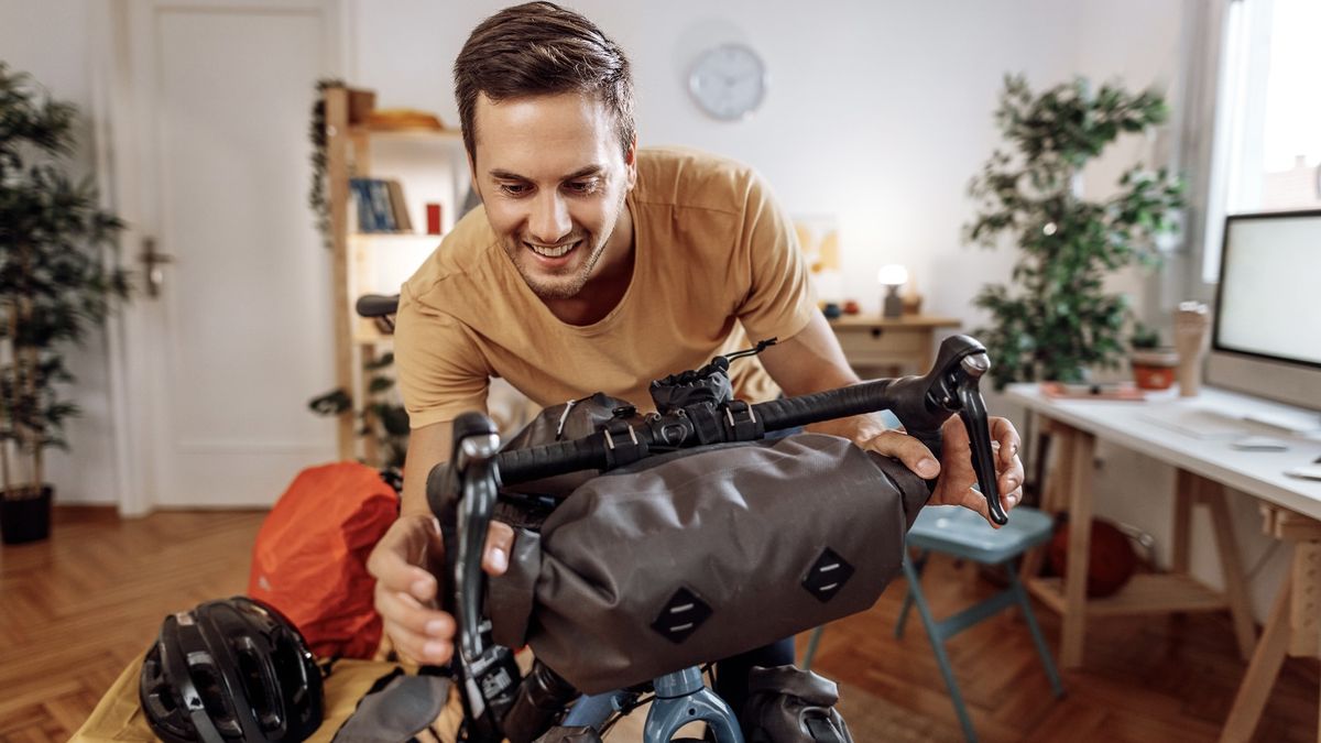 Carbon vs steel – which frame is best for bikepacking | Advnture