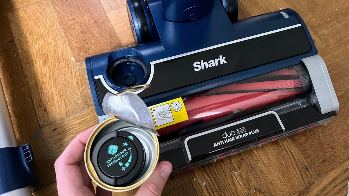 Shark AZ3002 Stratos Upright Vacuum review | Top Ten Reviews