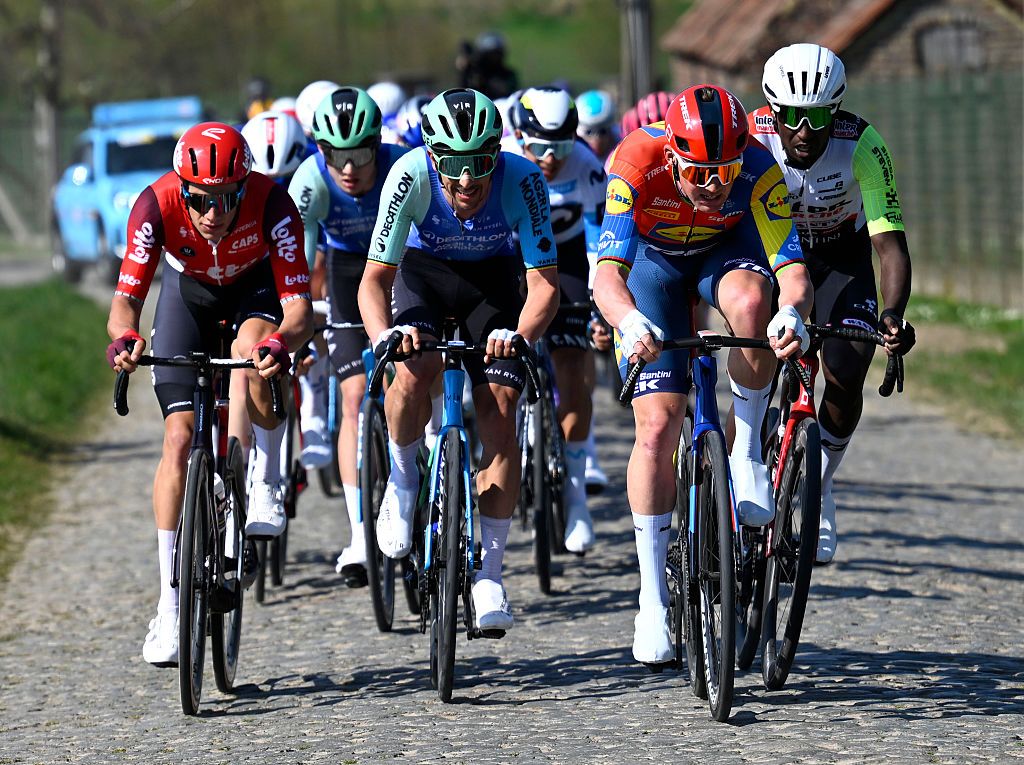 Dwars door Vlaanderen 2025: Neilson Powless out-sprints Wout van Aert in one against three from ...