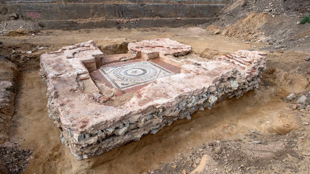 'Completely unique' Roman mausoleum discovered in rubble of London ...