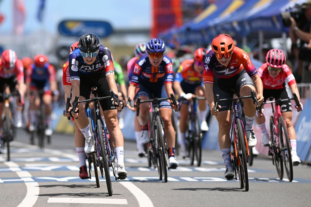 Women's Tour Down Under: Daniek Hengeveld surprises sprinters to take ...