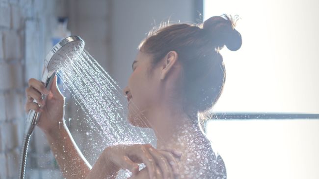 Should You Shower In The Morning Or At Night Heres What The Experts