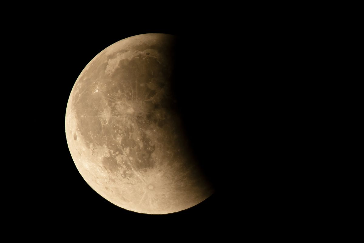 See the blood moon rise in 1st pictures of September 2025 total lunar ...