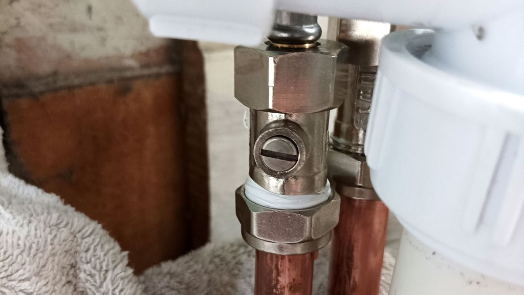 How to replace a tap — change an old faucet for a new fitting ...