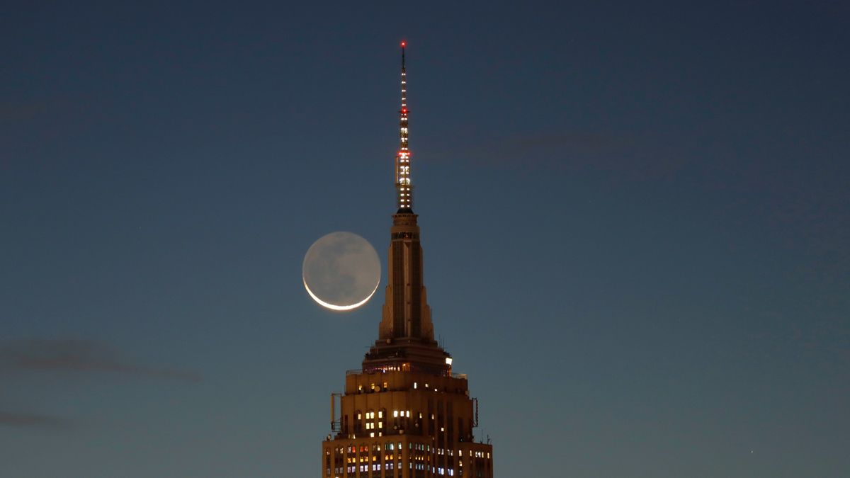 August Moon — Here's what to look for during all 4 major moon phases ...