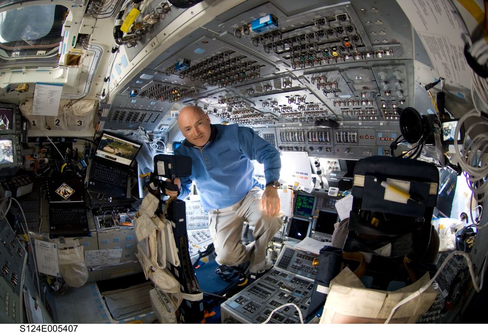 Twins In Space: NASA's Twin Astronauts Mark and Scott Kelly (Photos ...