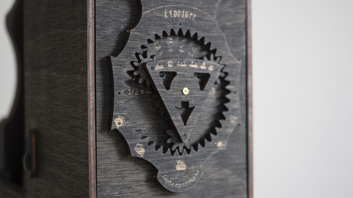 This wooden hand-crank camera might be the most fun I've ever used ...