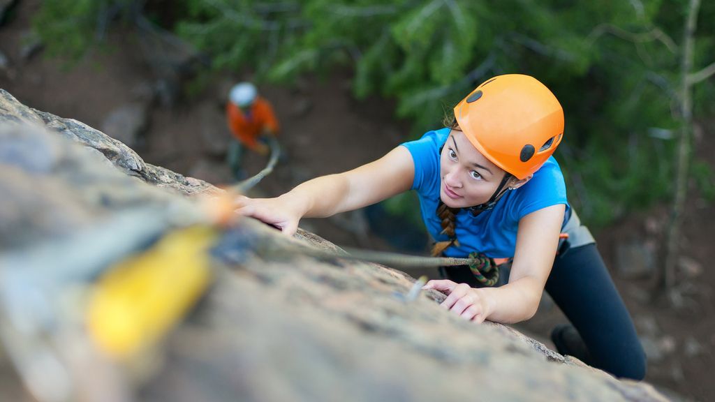 What is top roping and how does it differ to lead climbing? | Advnture