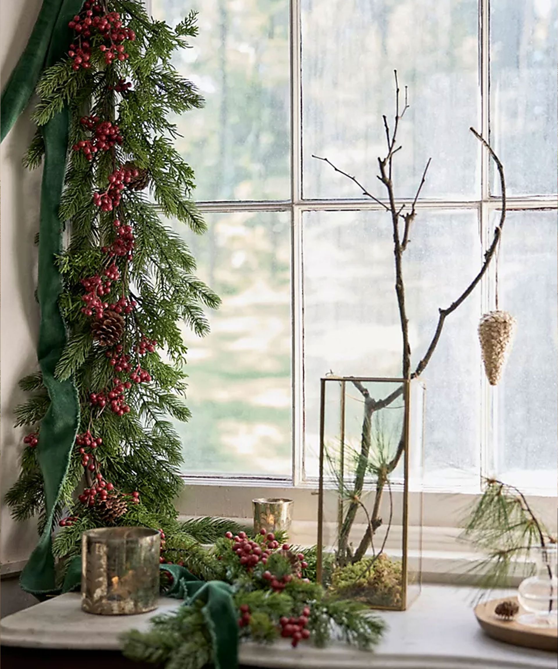 Christmas garland ideas: 12 creative ways to display yours | Homes and ...