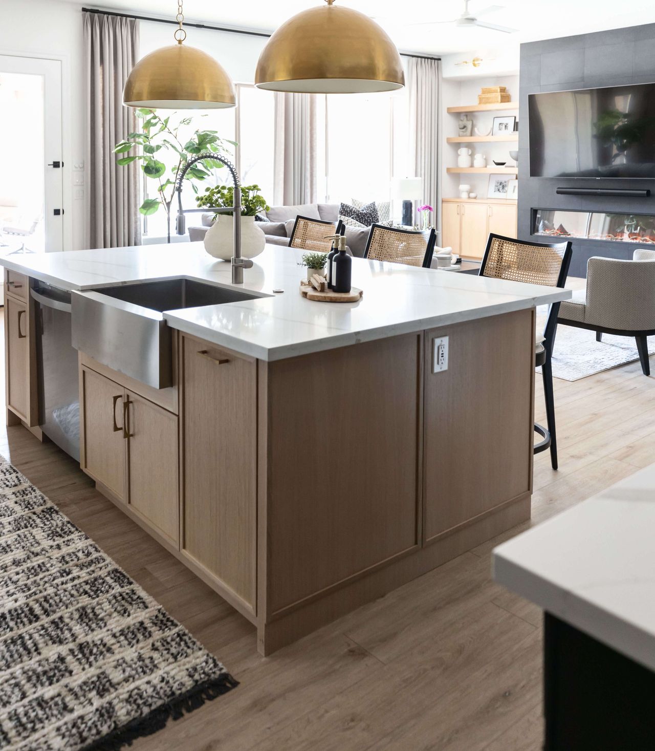 10 Genius Ways to Include Sockets in Your Kitchen Island | Livingetc