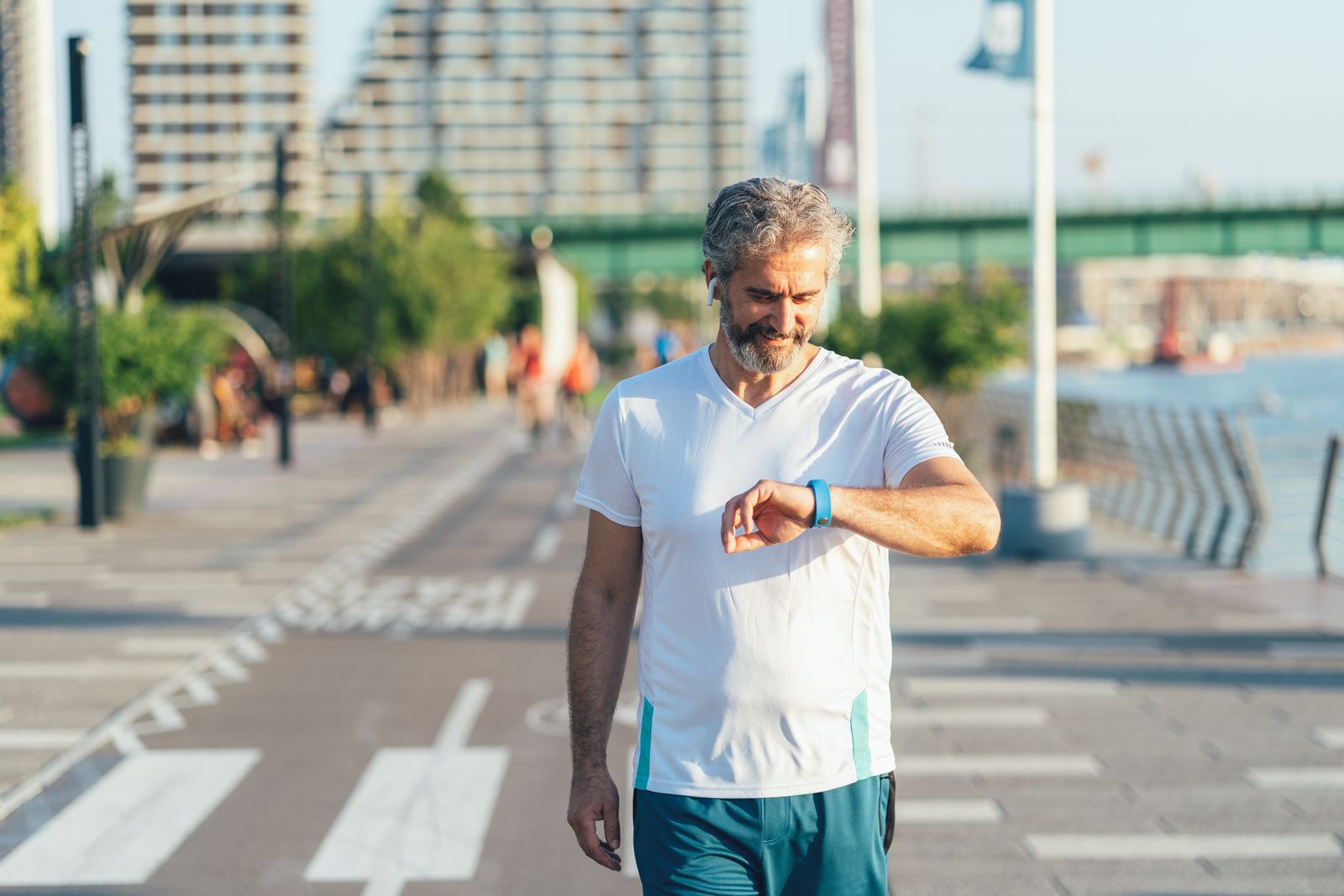 A personal trainer and running coach says this 30-minute walking ...