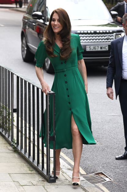 Princess Catherine ups glamor in emerald dress with thigh-high split ...