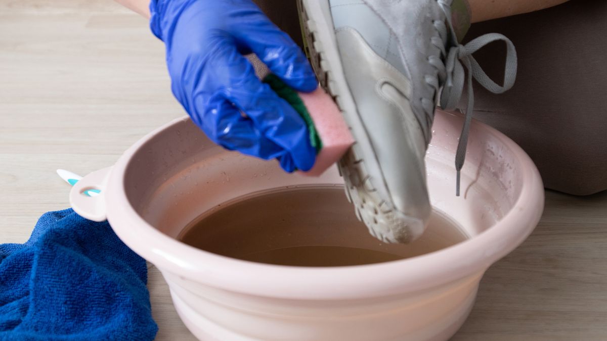 How to wash running shoes without ruining them | Advnture