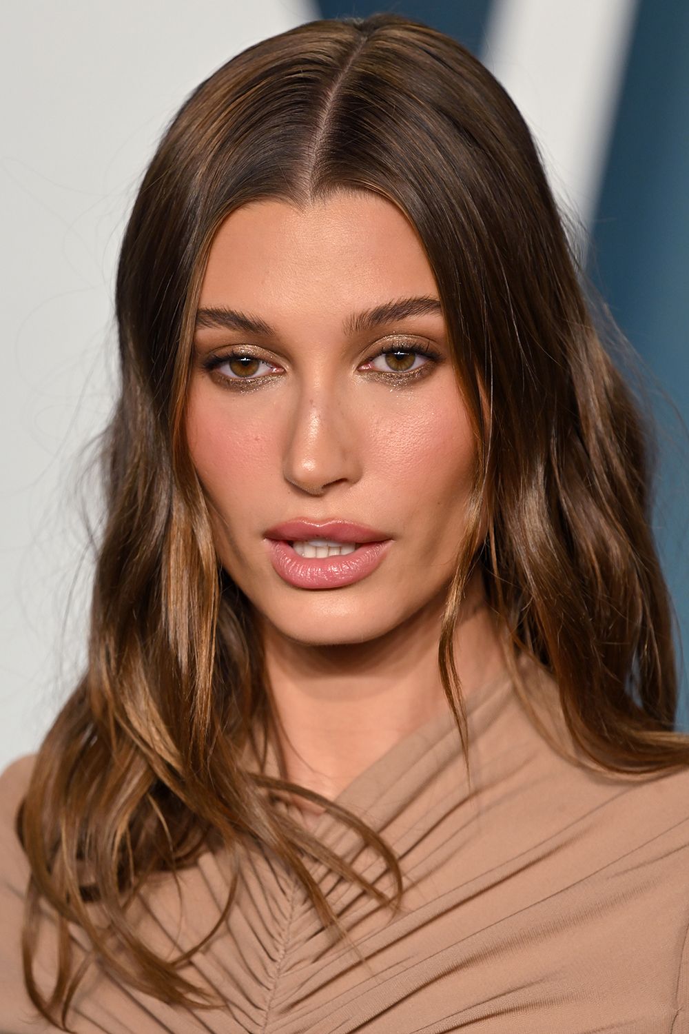 32 of the best hairstyles for oval faces - from updos to loose waves ...