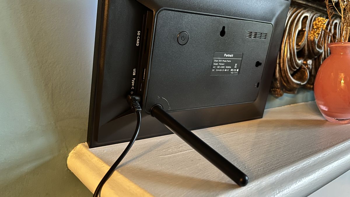 Aeezo Portrait 10.1-inch digital photo frame review: cheap but ...