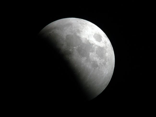 How to Photograph a Total Lunar Eclipse (A Moon Photo Guide) | Space
