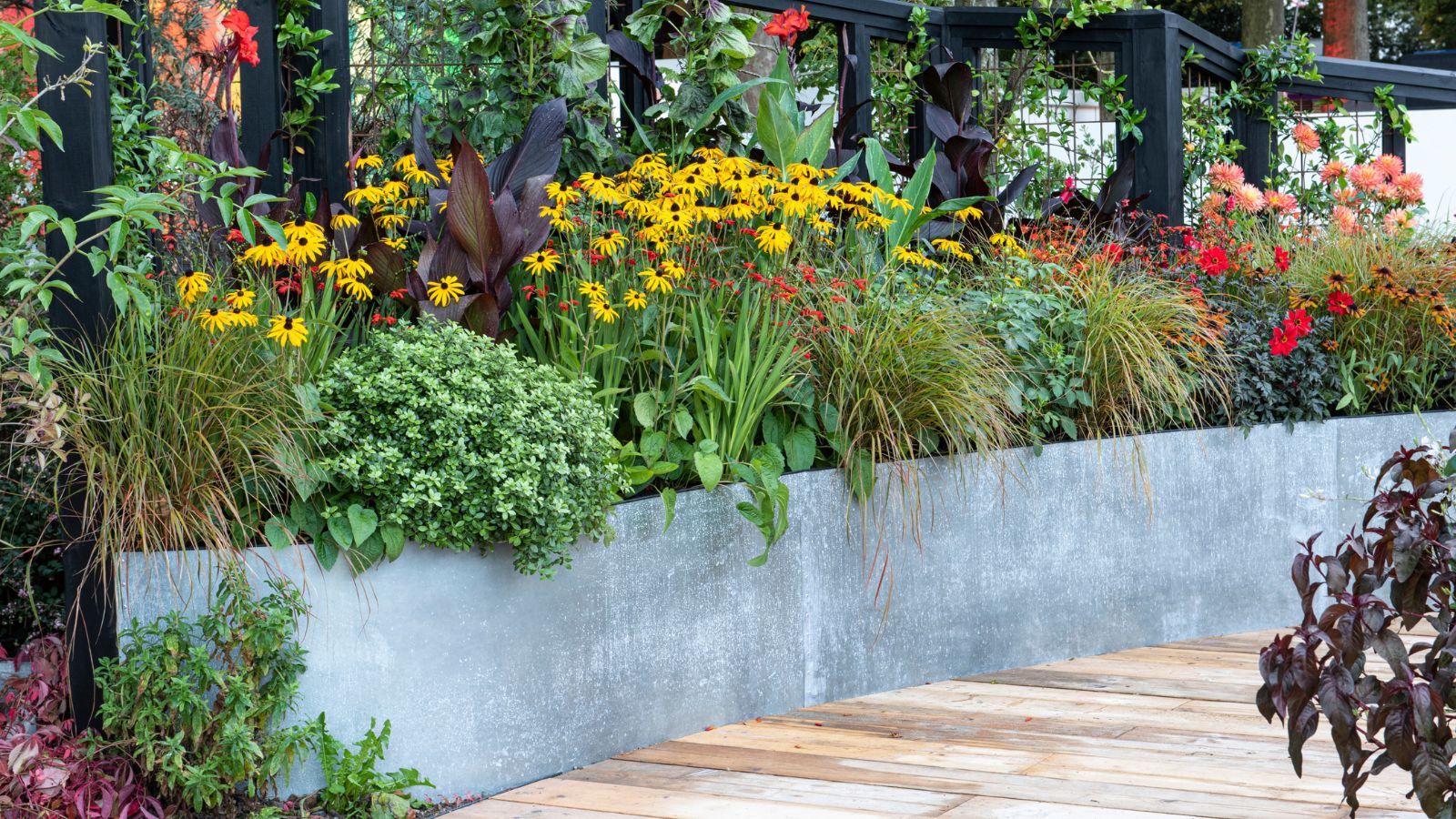 How tall should a raised garden bed be? | Homes and Gardens