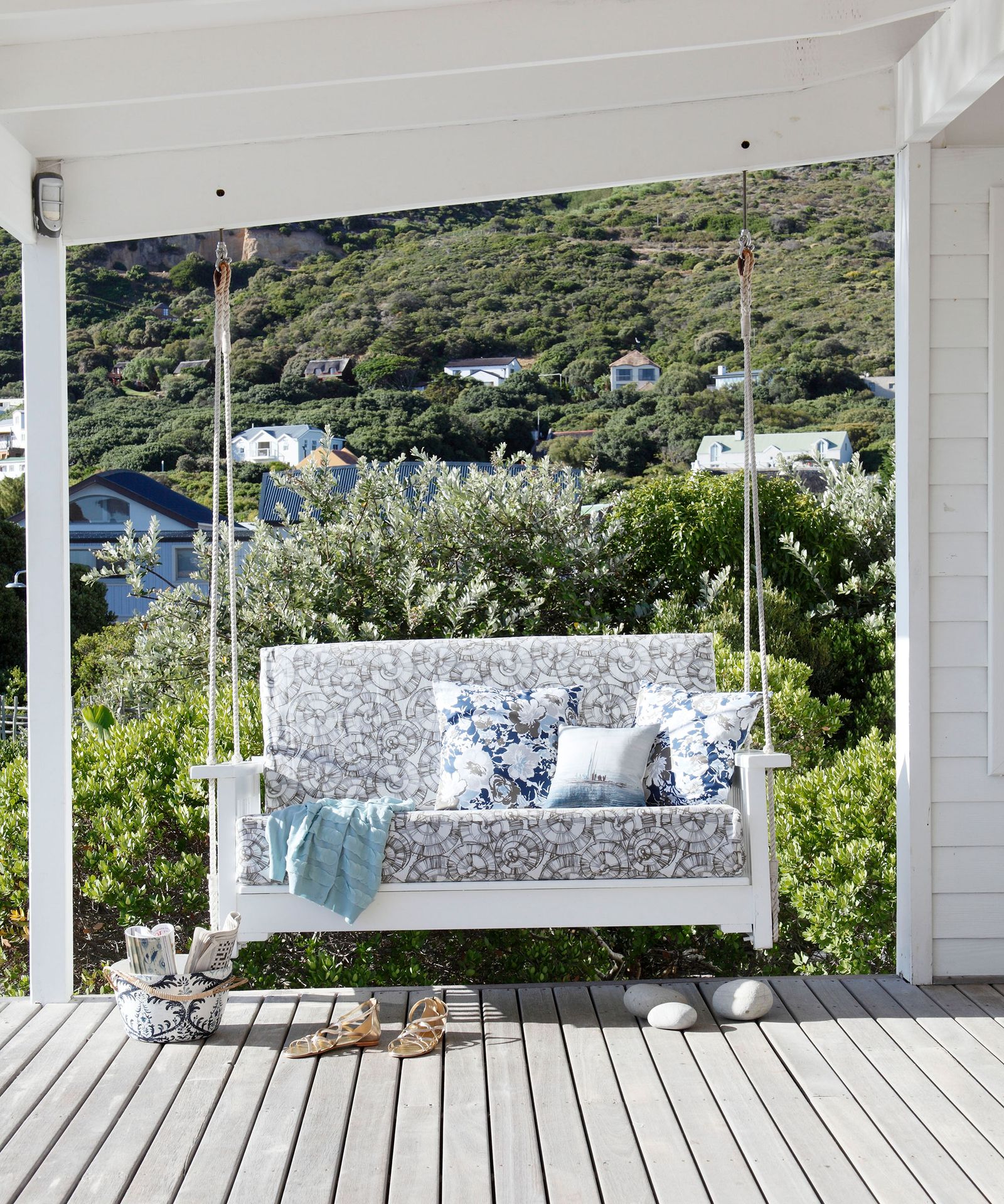 Front yard cottage garden ideas: 13 pretty cottage front yards | Homes ...