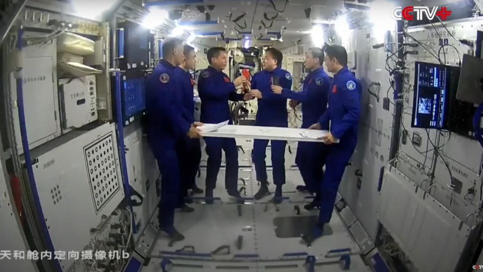 China's Shenzhou 16 astronauts hand over Tiangong space station (video ...