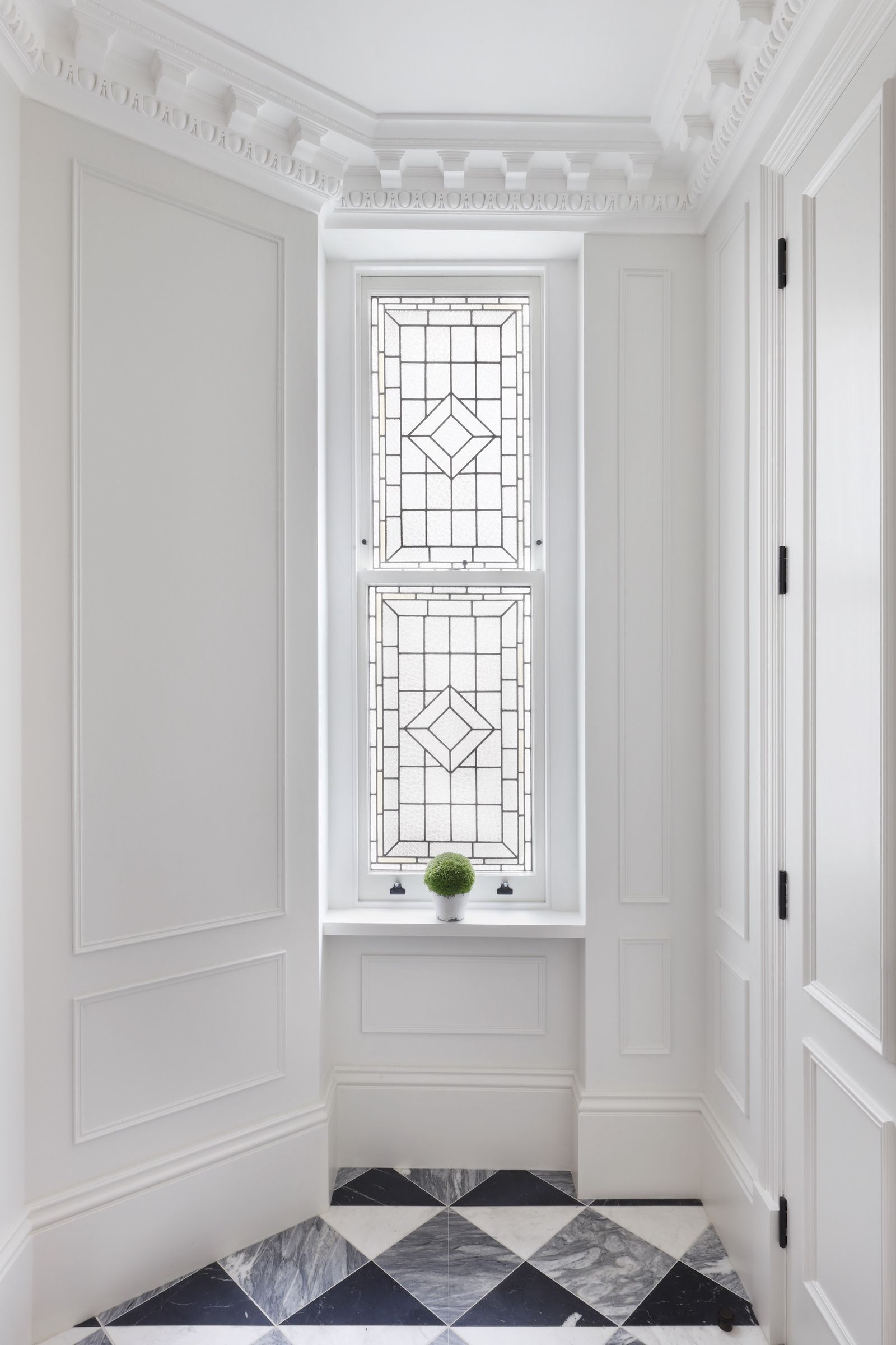 This period apartment combines traditional elegance with a contemporary ...