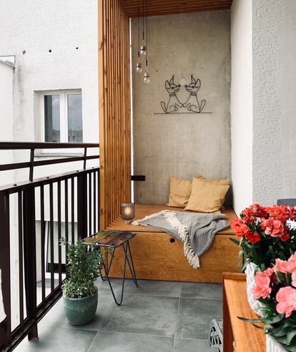 A designer transformed a dated balcony into a retro jungle | Gardeningetc