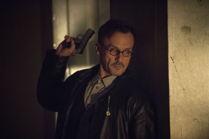 Arrow 'Time Of Death' Photos Show Felicity In Trouble And A Timely ...