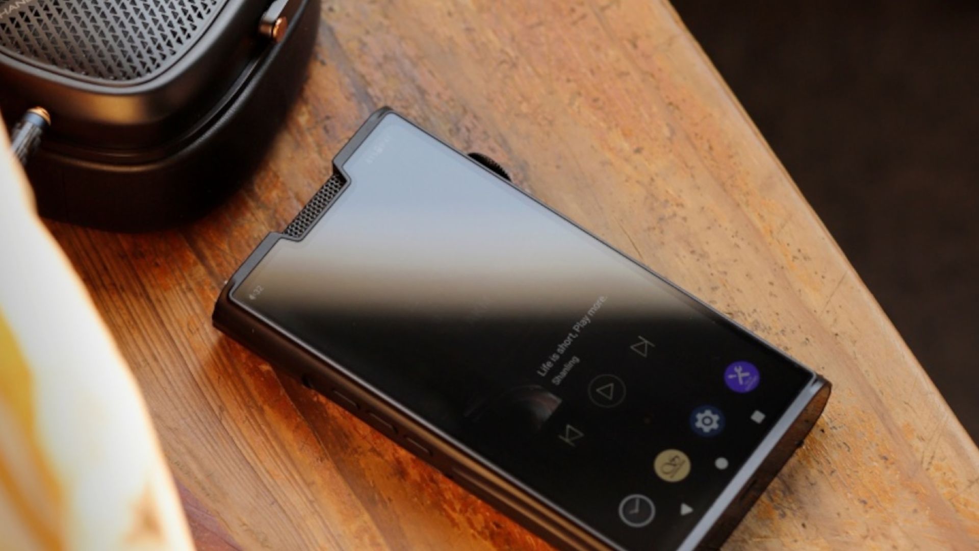 This flagship hi-res audio player comes with two tubes and double DACs | T3