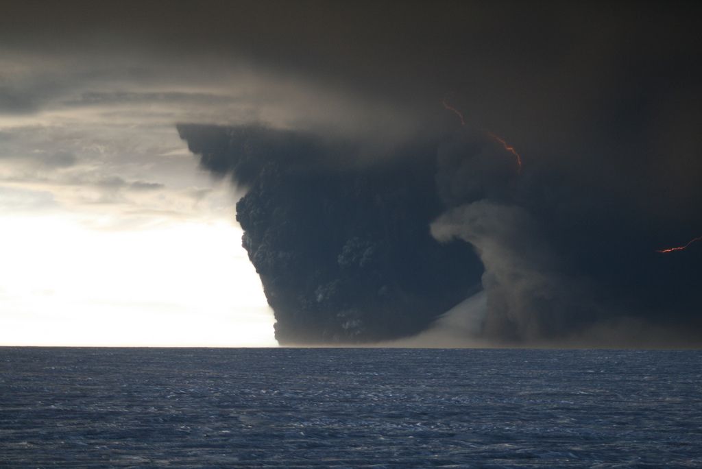 Amazing Photos Capture Lightning in Iceland Volcano's Ash Cloud | Live ...
