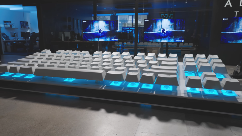 Alienware Builds a 16-foot-long Mechanical Keyboard, Uses It to Play ...