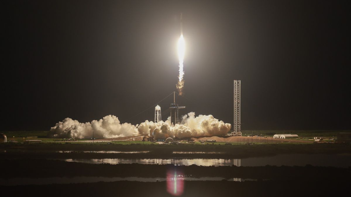 SpaceX's historic private Polaris Dawn astronaut launch lights up ...