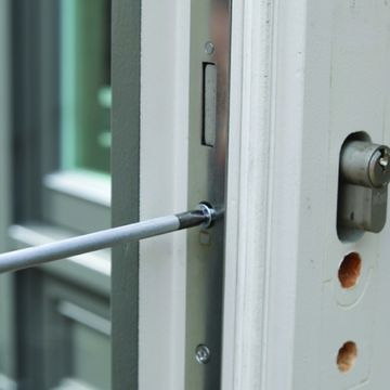 How to repair a door lock - a step-by-step guide to a fix a lock ...