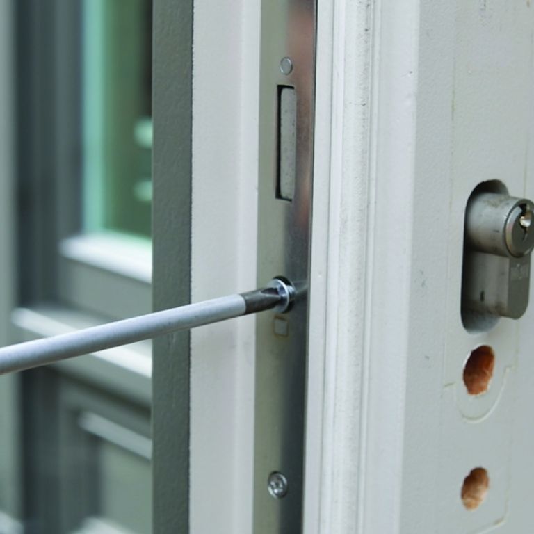 How to repair a door lock - a step-by-step guide to a fix a lock ...