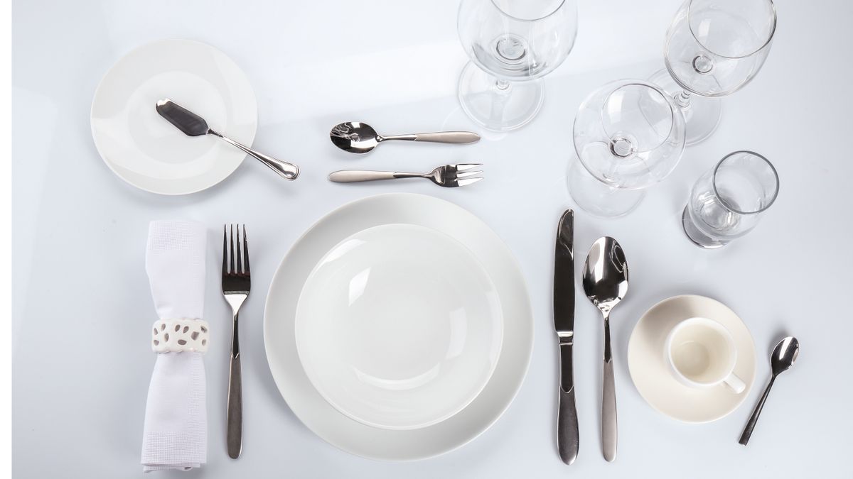 How to set a dinner table for the holidays and impress your guests ...